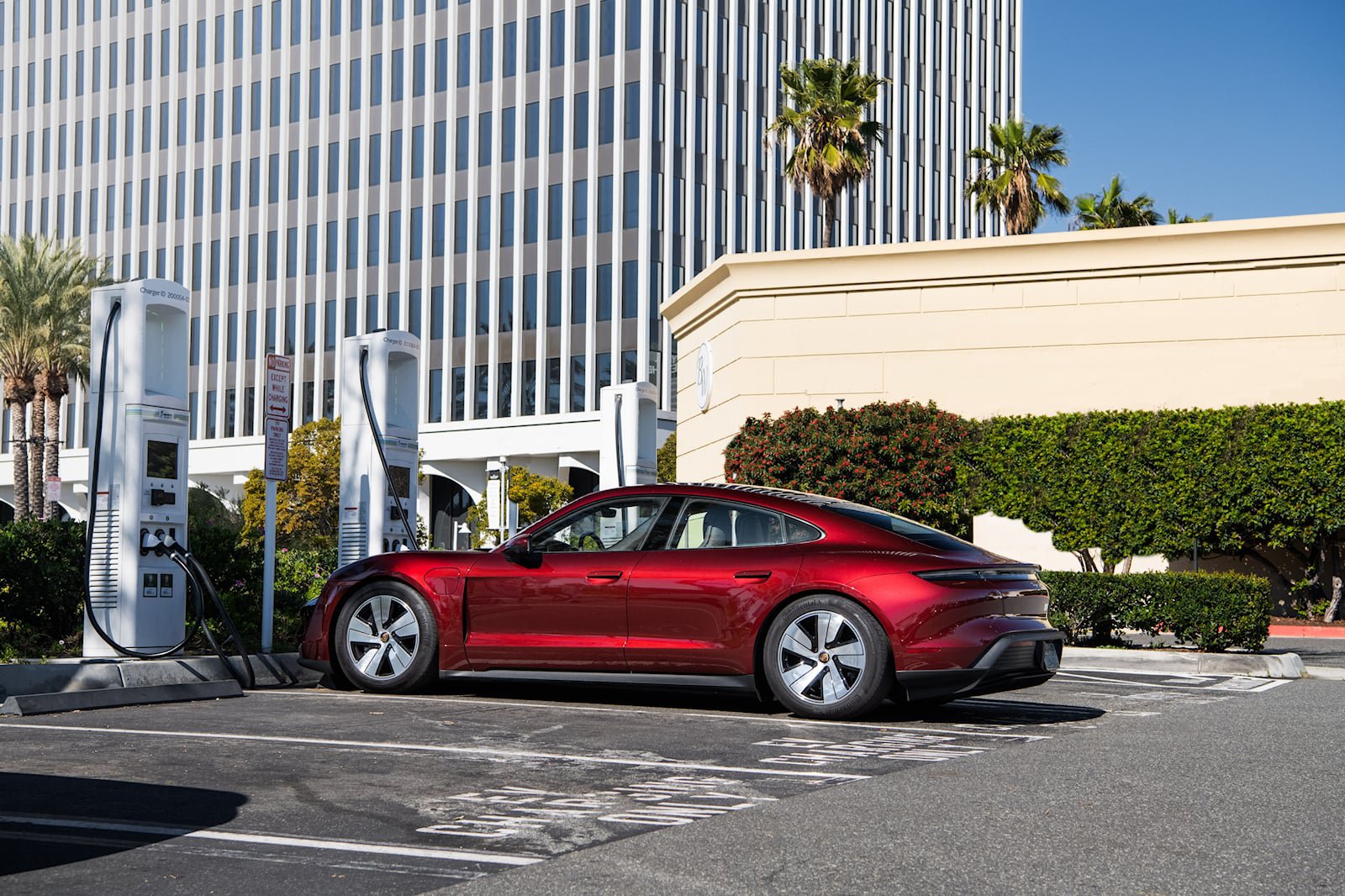 Porsche Taycan đi xuyên nước Mỹ với chỉ hơn 2 giờ sạc điện - Xế Cộng