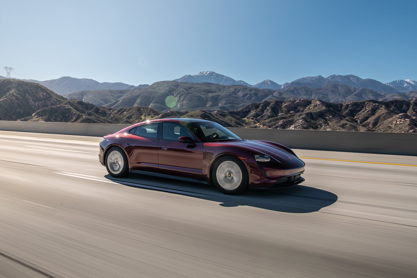 Porsche Taycan đi xuyên nước Mỹ với chỉ hơn 2 giờ sạc điện - Xế Cộng